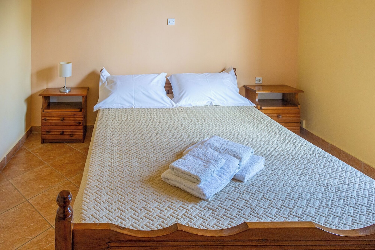 Apartamento, varanda, vista para o mar | Cofre no quarto, ferro/tábua de engomar, Wi-fi grátis