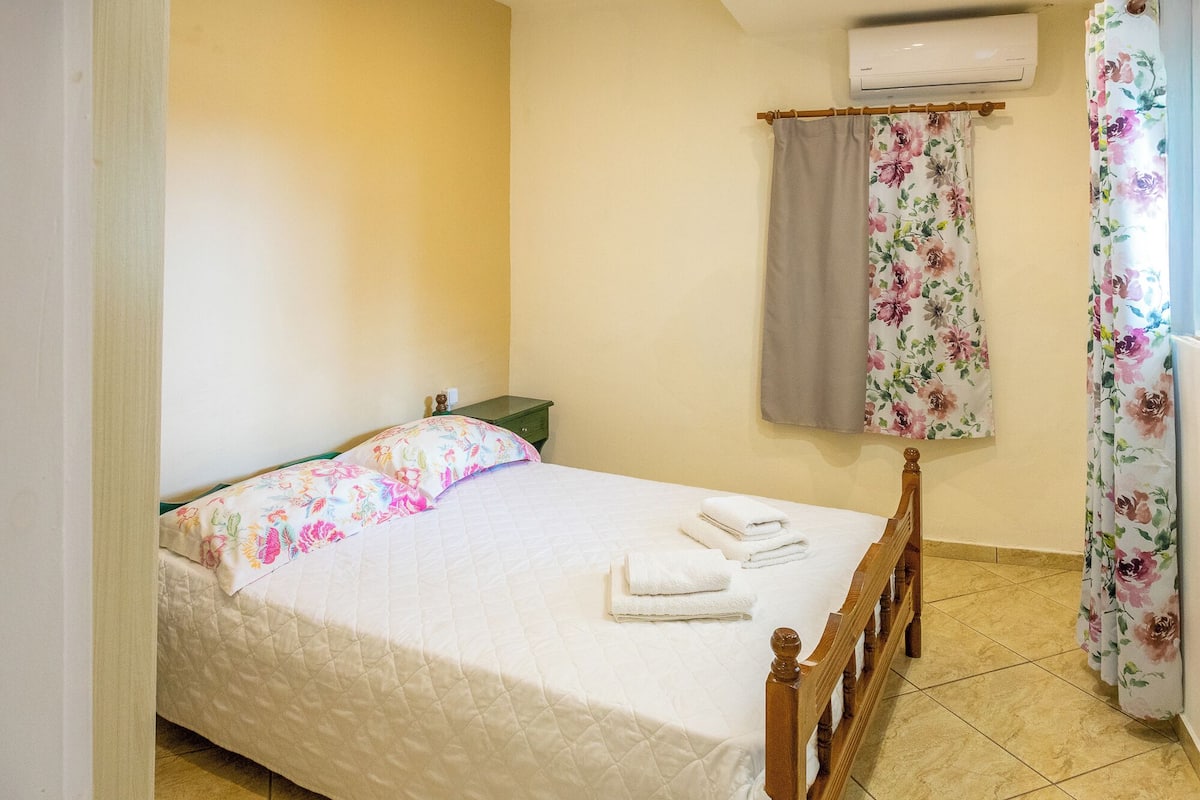 Apartamento, 1 quarto, varanda, vista para o mar | Cofre no quarto, ferro/tábua de engomar, Wi-fi grátis