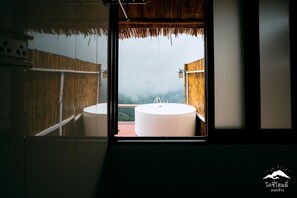 Homey room | Banheiro | Chuveiro, secador de cabelo, toalhas de banho 