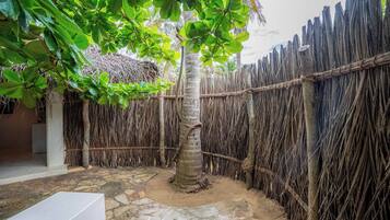 Barraca superluxo, varanda, vista para o jardim | Banheiro | Chuveiro, chinelos, toalhas de banho, sabonete