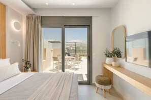 Suíte júnior, sacada, vista para a piscina | Cofres nos quartos, ferros/tábuas de passar roupa, Wi-Fi de cortesia