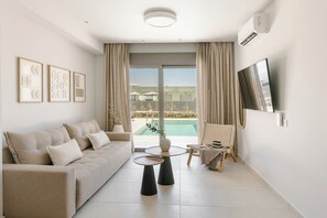 Suíte júnior, sacada, vista para a piscina | Área de estar