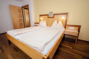 Apartamento, varanda, vista para o lago | Cofre no quarto, cortinas/cortinados opacos, quartos insonorizados 