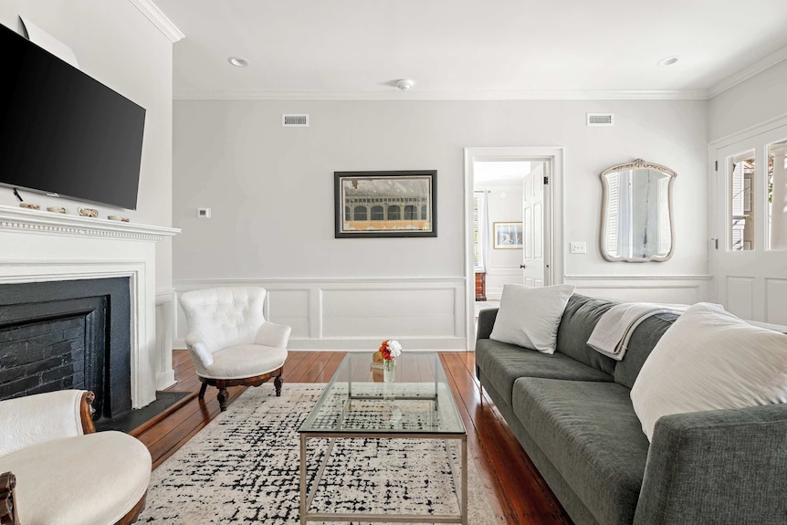 The Parlor | 1bd W/ Huge Porch, King Bed + Parking - Charleston, SC