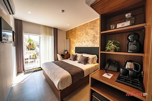 Quarto Duplo Deluxe, varanda | Cofre no quarto, secretária