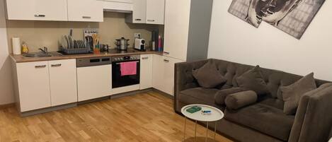 Apartamento Básico | Cozinha privada | Minifrigorífico, uma placa de cozinha, uma máquina de lavar louça