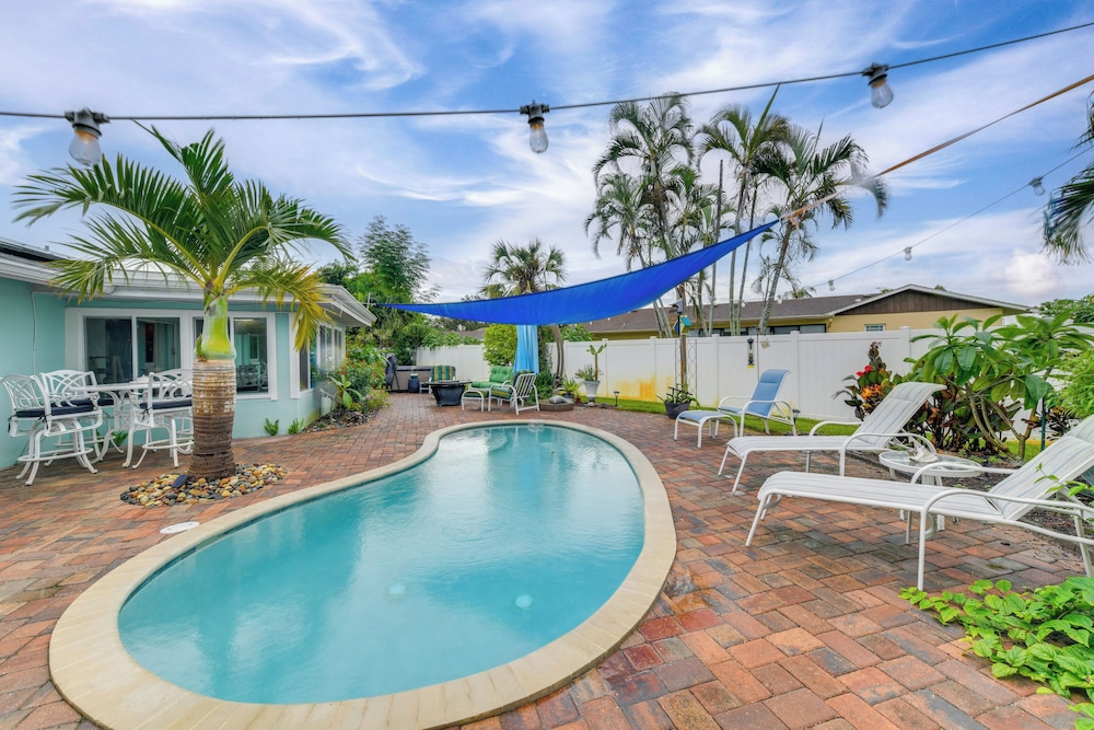 Private Hot Tub, Pool & Yard: Modern Bradenton Gem - Longboat Key, FL