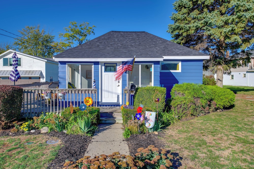 Deck W/ Views: Lakeside Spring Lake Cottage - Grand Haven, MI