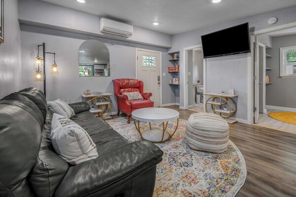 6 Mi To Kyle Field! Pet-friendly Getaway W/ Yard - Tunis, USA