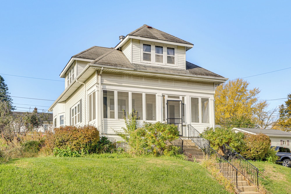 1 Mi To Downtown Dubuque! Spacious Home - Dubuque, IA
