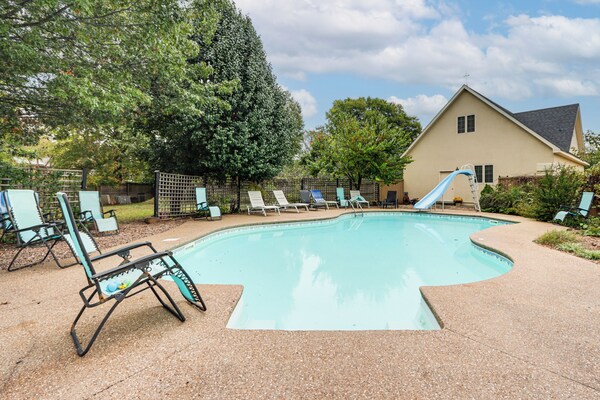 Near Hiking & Biking: Pet-friendly Rogers Getaway! - Lowell, AR