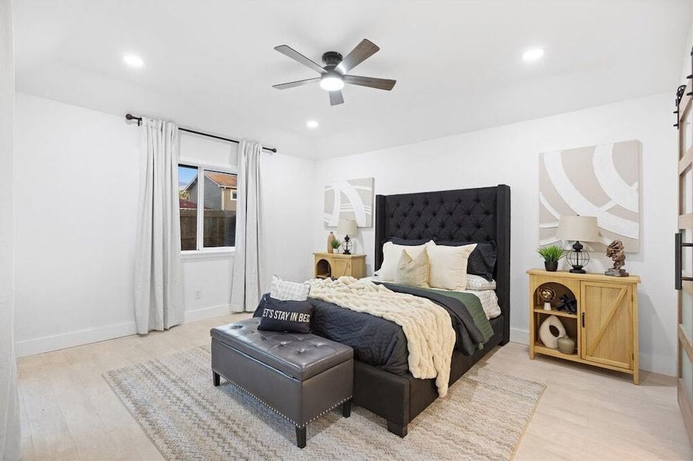 Modern Convenient Stay Near IAH Airport Comfort & Style Await ...