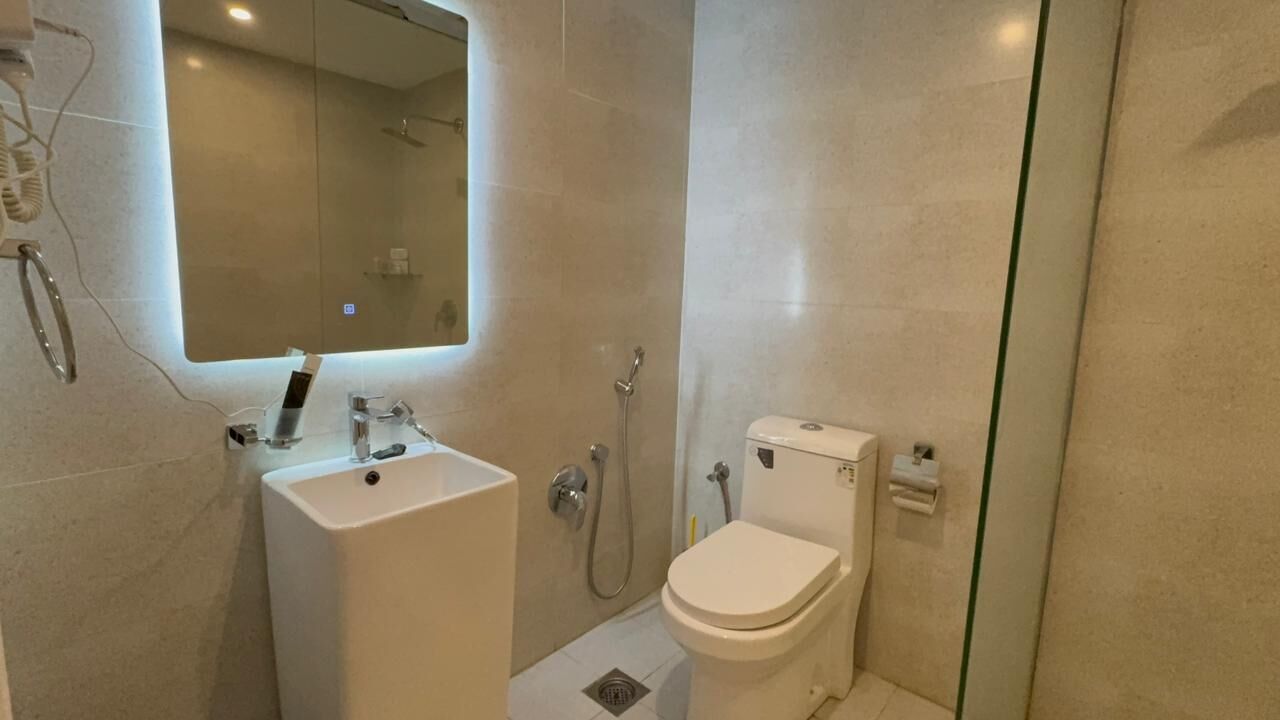 Quarto Duplo Deluxe | Casa de banho | Um polibã, um secador de cabelo, roupões, chinelos 