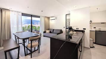 Suite Familiar, varanda | Cofre com capacidade para portátil, secretária