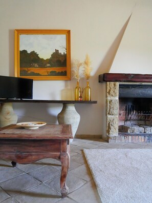 Suíte estúdio júnior | Cofres nos quartos, escrivaninha, espaço de trabalho para notebook