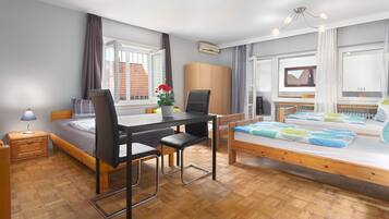 Quarto Quádruplo, vista para o pátio | Wi-fi grátis