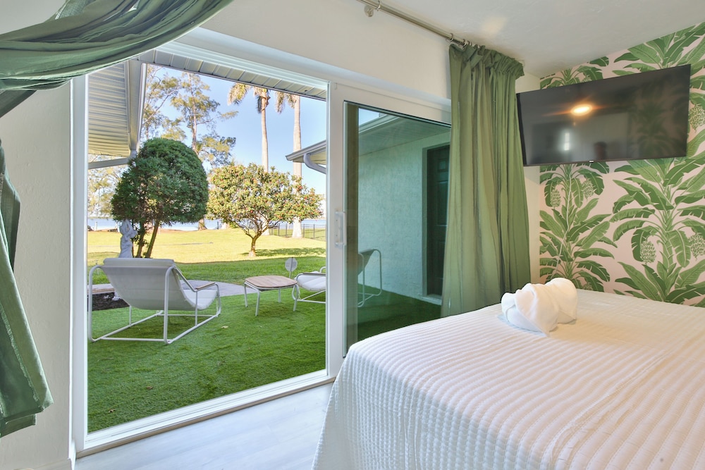 Waterfront Getaway w/ Private Dock & Pool - Manatee County | Stayz