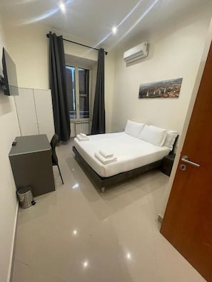 Quarto casal conforto | Escrivaninha, ferros/tábuas de passar roupa, Wi-Fi de cortesia