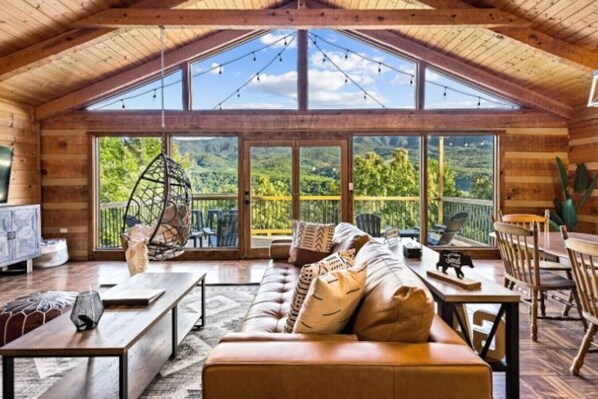 The Smoky Bear: View, Hot Tub, Pool & MORE! Reviews, Deals & Photos ...