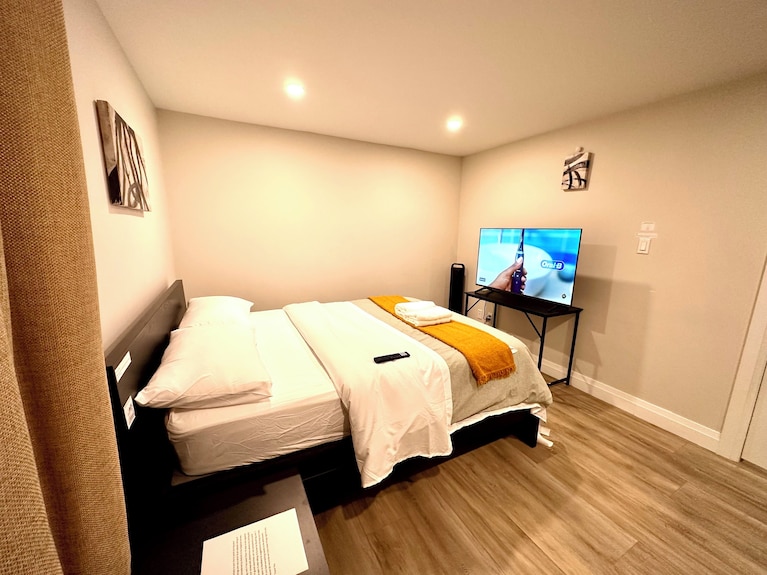 Luxurious 2 Bedroom Heated Floor 2 Bathroom Near To Chicopee Hill & Airport - Ontario