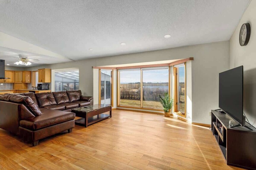 Acreage | 3 King Beds + Ensuites | Fireplace | Ac - Calgary