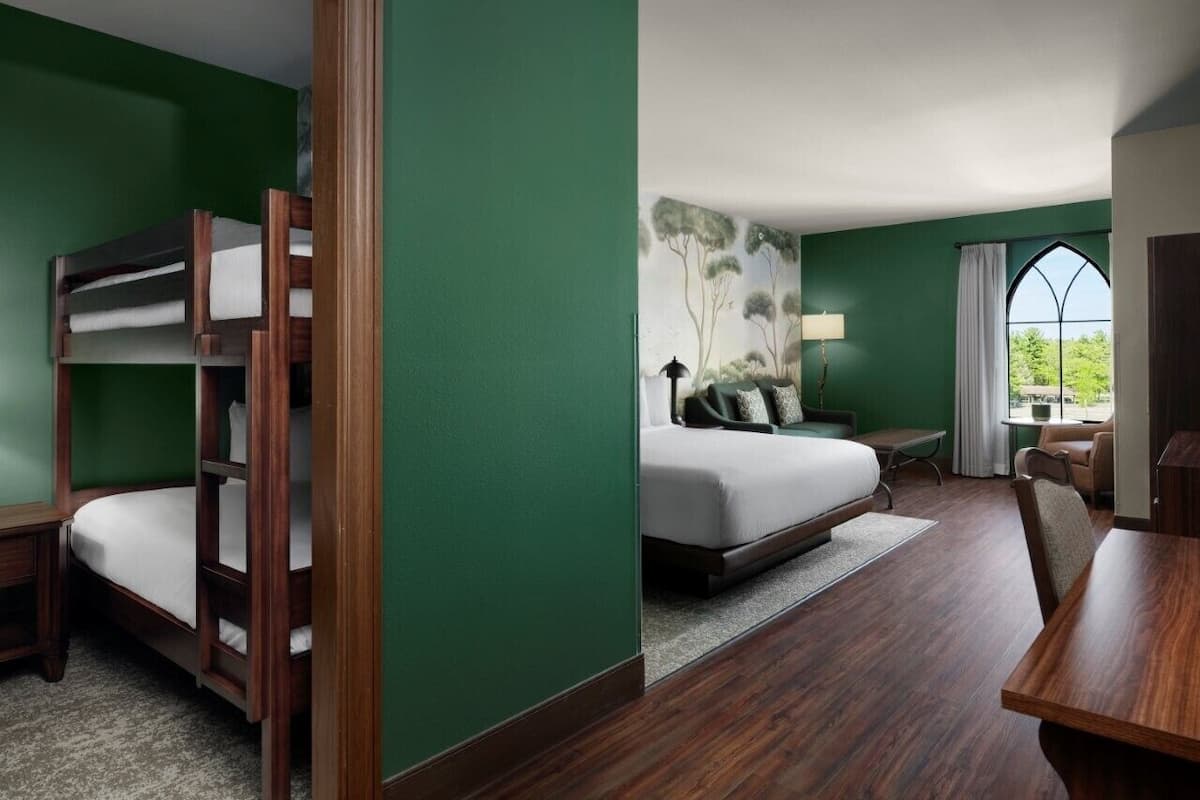 Quarto Deluxe (King with Bunks) | Cofre no quarto, secretária, cortinas/cortinados opacos