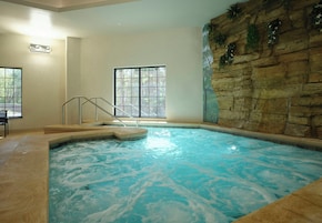 3 piscinas interiores, piscina exterior sazonal, toldos (sobretaxa)