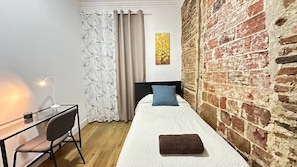 Quarto Individual, casa de banho partilhada | Secretária, ferro/tábua de engomar, Wi-fi grátis