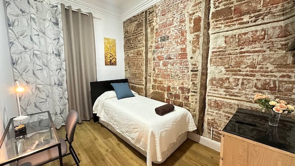 Quarto Individual, casa de banho partilhada | Secretária, ferro/tábua de engomar, Wi-fi grátis