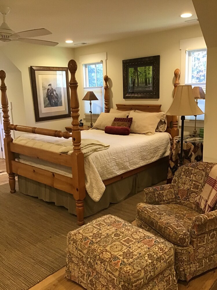Very Easy Walk to Town apartment with AC in charming downtown Highlands ...