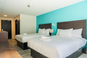 Quarto, 2 camas queen-size, não fumadores | Secretária, cortinas/cortinados opacos, ferro/tábua de engomar