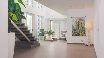 Vila, 4 quartos, piscina particular, vista para o jardim | Sala de estar