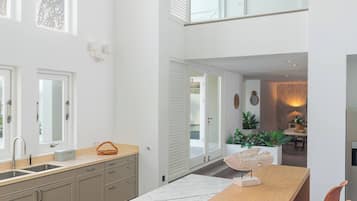 Vila, 4 quartos, piscina particular, vista para o jardim | Sala de jantar