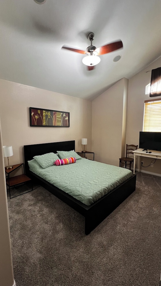 4-bdrm house by the beach in Signal Hill, pool table, shuffle board ...