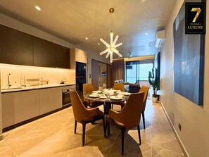 Apartamento de Luxo, varanda, vista para a montanha | Cozinha privada | Um frigorífico, um micro-ondas 