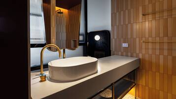 Artigos de higiene pessoal grátis, um secador de cabelo