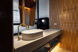 Produtos de toalete grátis, secador de cabelo, toalhas de banho 