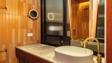 Artigos de higiene pessoal grátis, um secador de cabelo