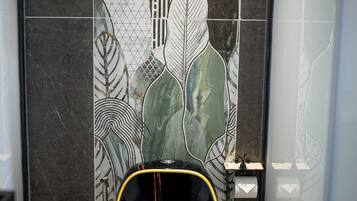 Banheira e chuveiro separados, toalhas de banho, sabonete, shampoo