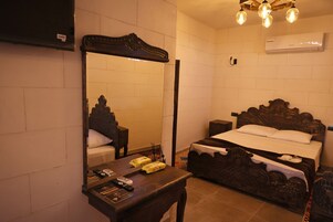 Quarto Triplo, Vista para a cidade | Cofre no quarto, secretária, ferro/tábua de engomar, Wi-fi grátis 