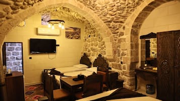 Cofre no quarto, secretária, ferro/tábua de engomar, Wi-fi grátis