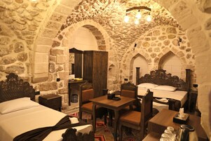 Quarto quádruplo, vista para a cidade | Cofres nos quartos, escrivaninha, ferros/tábuas de passar roupa