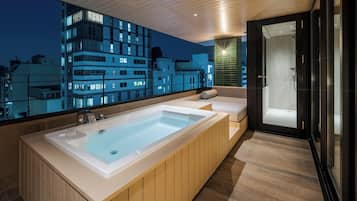 Suíte luxo, 2 quartos, vista para a cidade | Banheiro | Secador de cabelo, chinelos, toalhas de banho, shampoo