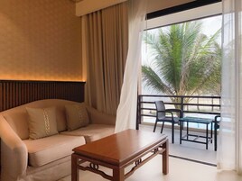 Quarto casal premier, sacada, vista para a piscina | Cofres nos quartos, escrivaninha, espaço de trabalho para notebook