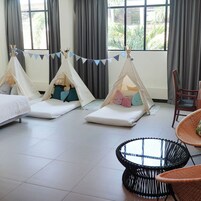 Estúdio família | Frigobar, cofres nos quartos, escrivaninha