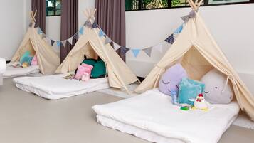 Estúdio Familiar | Minibar, cofre no quarto, secretária