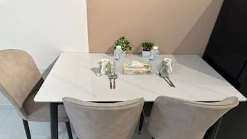 Estúdio Standard | Sala de estar | Televisor LCD de 32 polegadas com canais por cabo