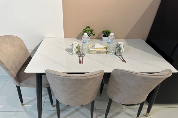 Estúdio standard | Área de estar | TV LCD 32 polegadas com canais a cabo