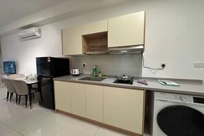 Estúdio standard | Cozinha privada | Geladeira, micro-ondas, chaleira elétrica