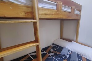 Quarto Duplo, casa de banho partilhada | Wi-fi grátis, roupa de cama fornecida 